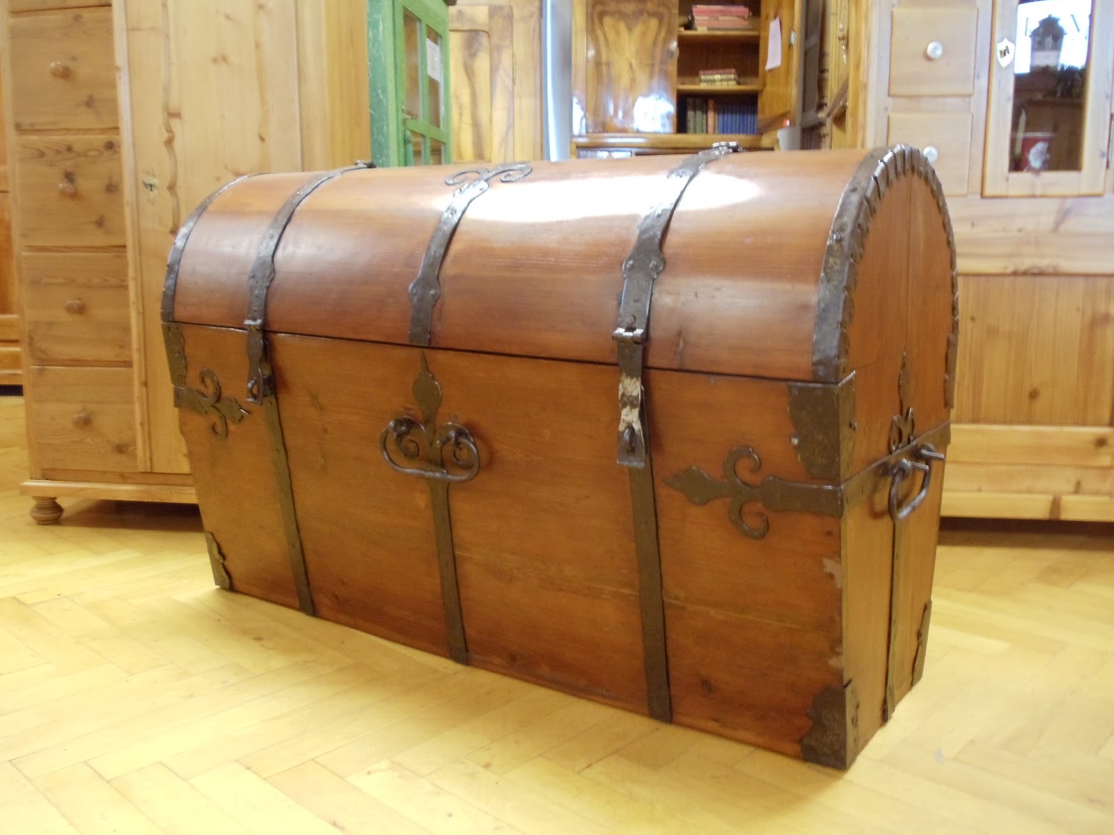 Antike Möbel: Antike Truhe um 1740