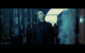 Blog de Harry Potter: Harry ve a Lord Voldemort en la estación de tren