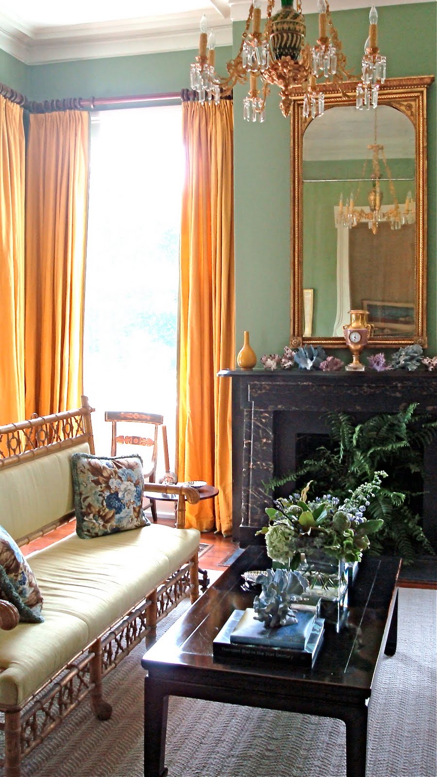 * T h e * V i s u a l * V a m p *: Inside The House On First Street