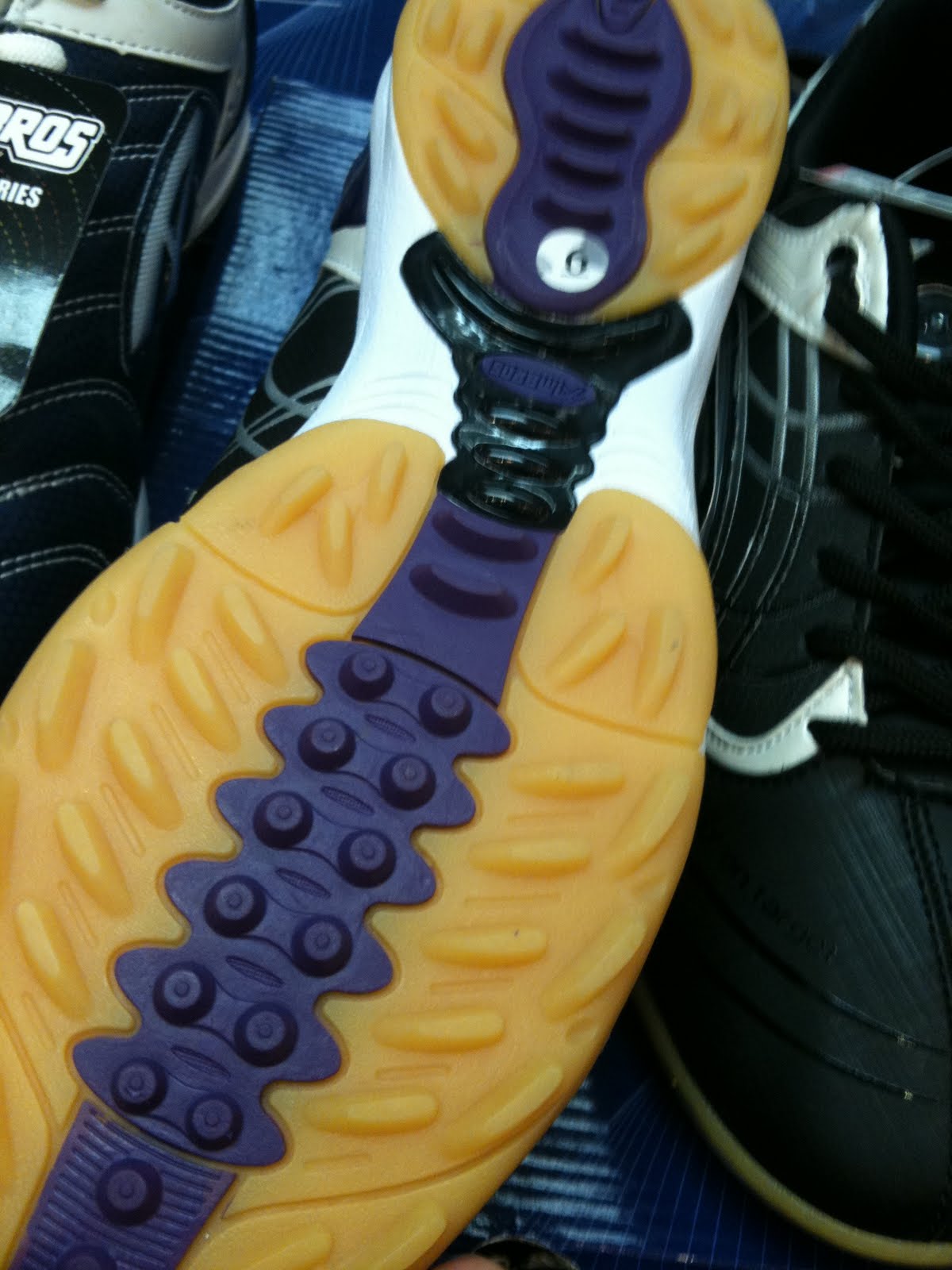 Golf Shack: Use Astro Turf Futsal Shoes as your Alternative Golf Shoes!