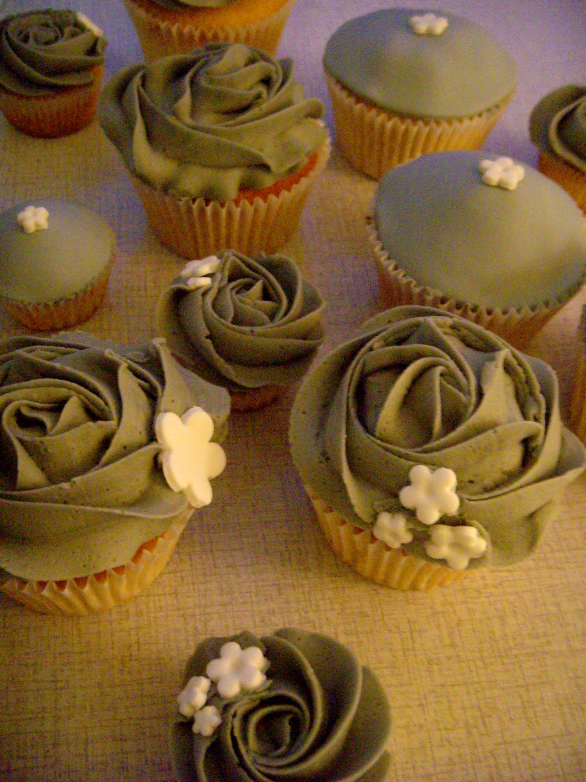 queen of tarts: Pretty grey cupcakes
