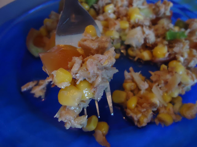 Doce Tentação: salada fresca de atum, tomate e milho.