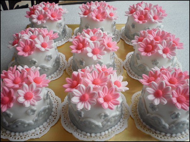 Rohaya Bakery: MINI KEK PINK N SILVER