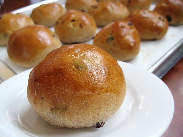 Simply Piee: Hot Fluffy Healthy Whole Wheat Raisin Buns