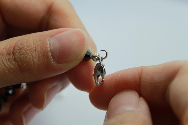 Irish Beading: Basic Technique: How to use Clamshell and Crimp Bead