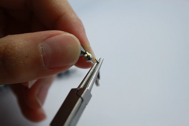 Irish Beading: Basic Technique: How to use Clamshell and Crimp Bead