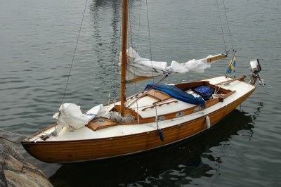 very old wooden sailboat....photo! - Cruisers & Sailing Forums