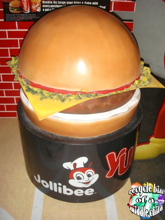 lafanggero: Jollibee Cheers Up 2010 UAAP with Human LCD