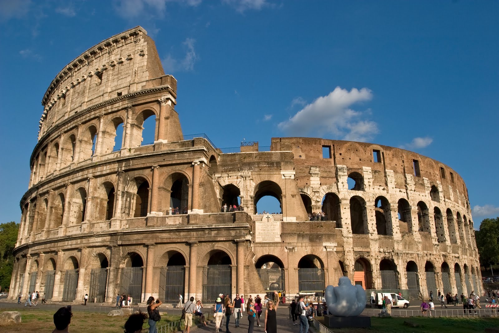Drakes In Italy: Outside the Coliseum