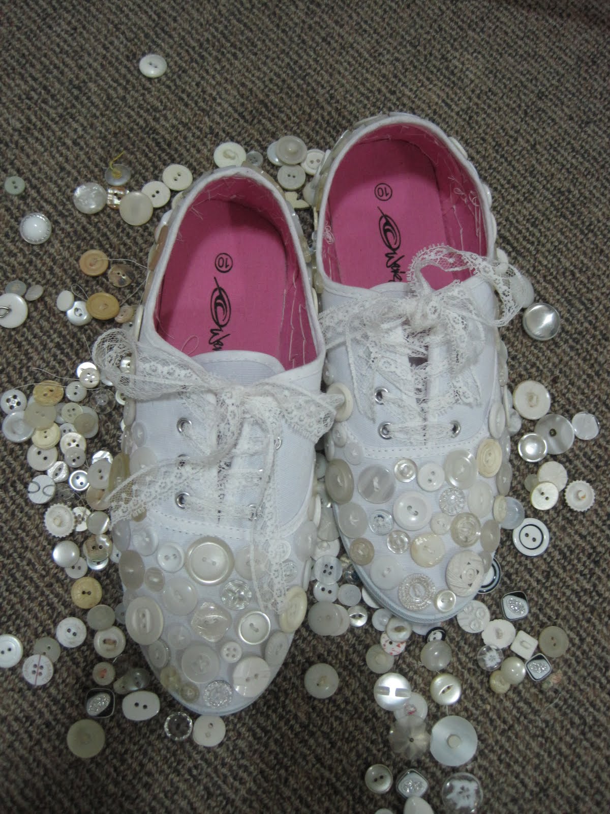 Crafty Goodness: Button Shoes!