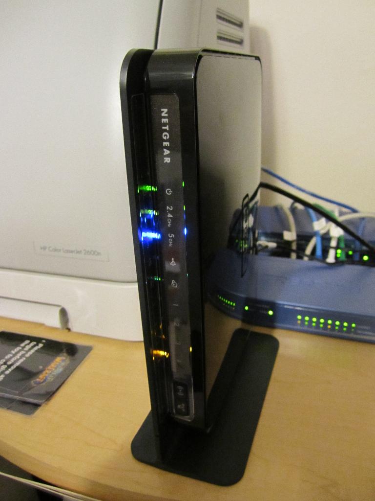 ARogan: Netgear WNDR3700 and DD-WRT