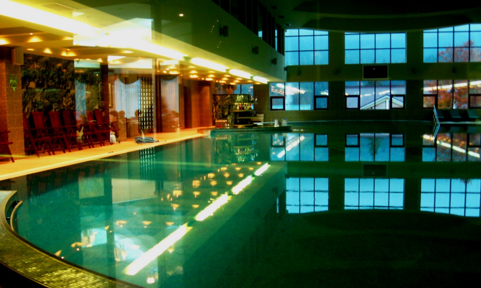 ROMANIA: A. C. FOTOBLOG: Indoor pool with bar and mountain view, Poiana ...