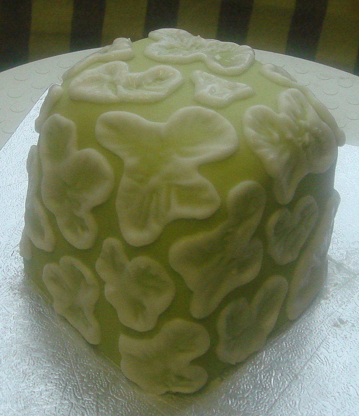 Lizzie's Pretty Scrumptious Cakes: How to do brush embroidery