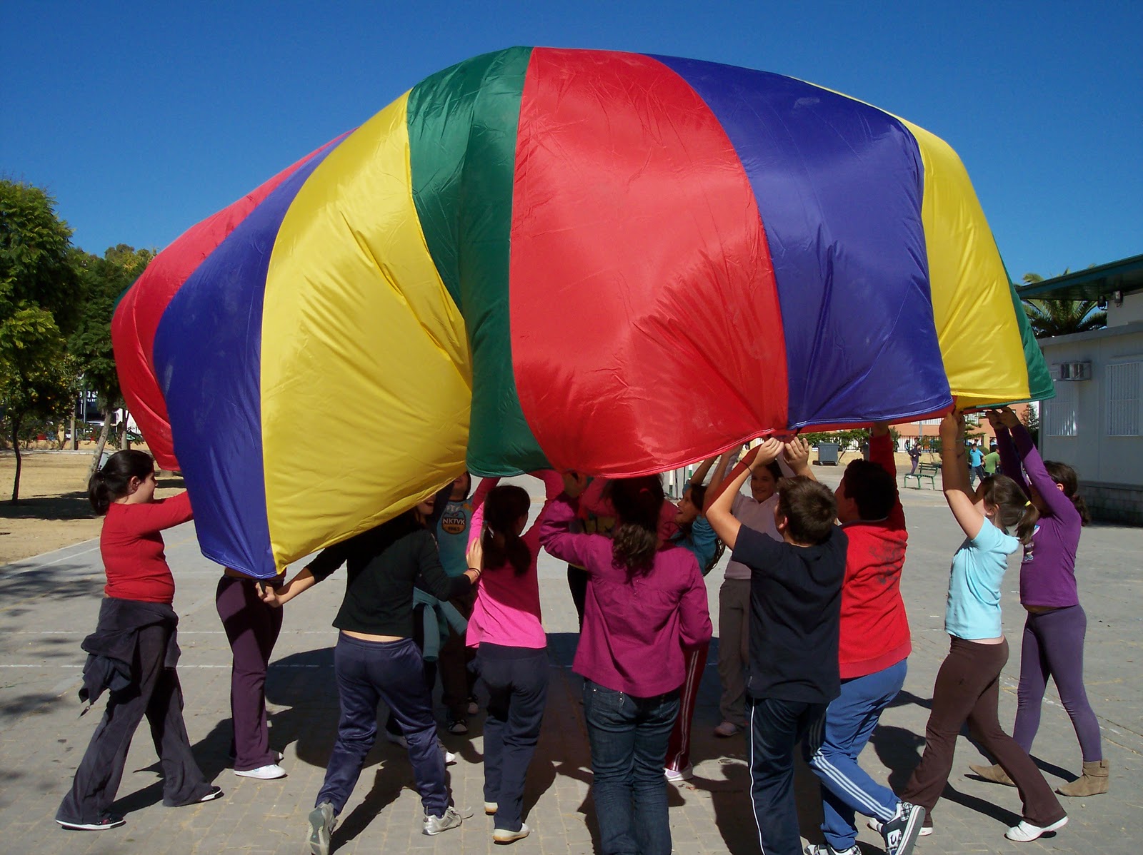 Maestro Enrique Montaño: Actividades con Paracaidas en Ed Física.