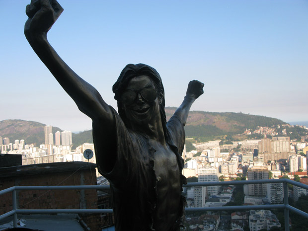 Michael Jackson ganha estátua em morro do Rio de Janeiro | " Adriana ...