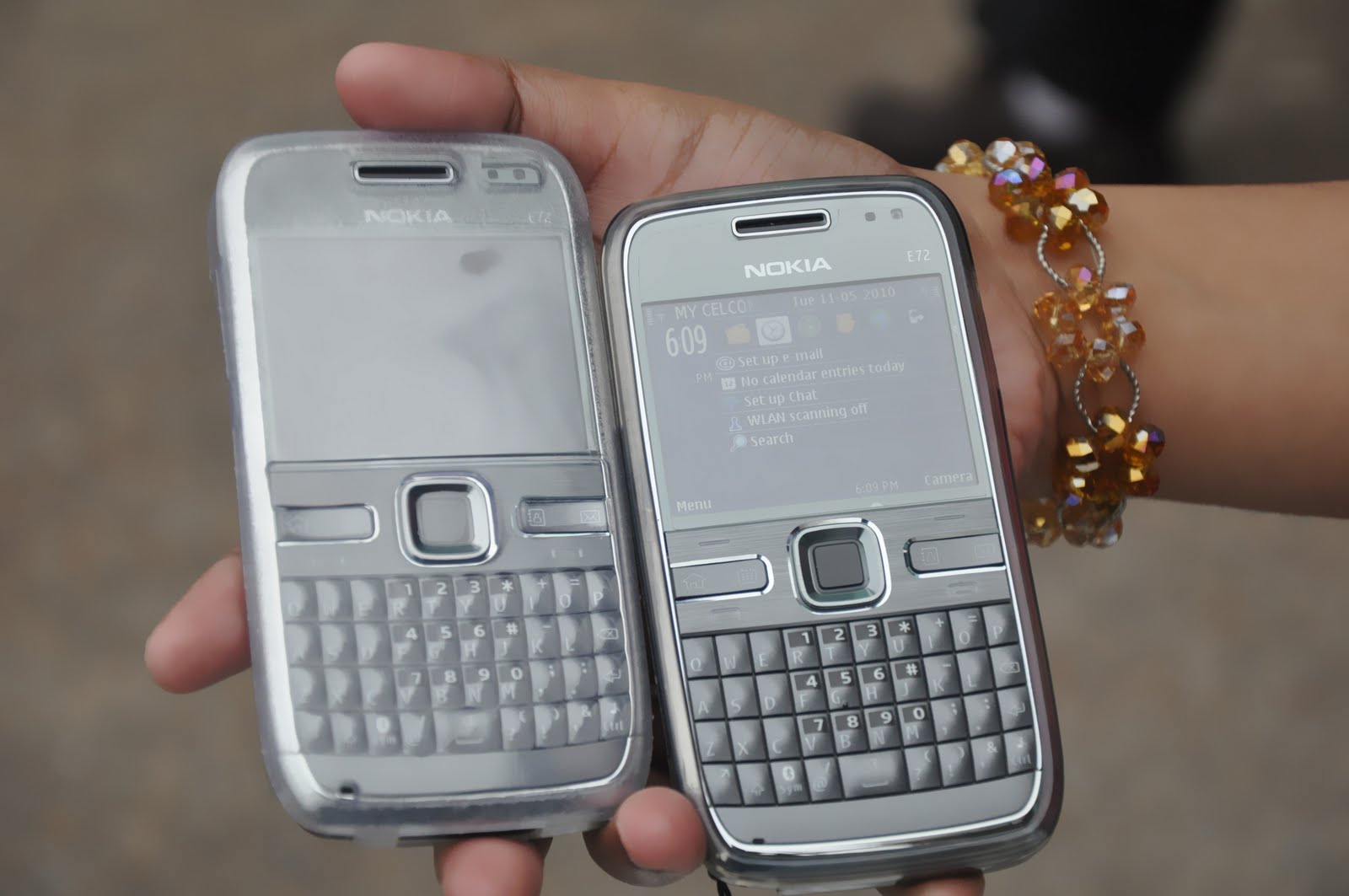 ~ THE WORLD OF MINE ~: Nokia E72 ~ The TWINS...