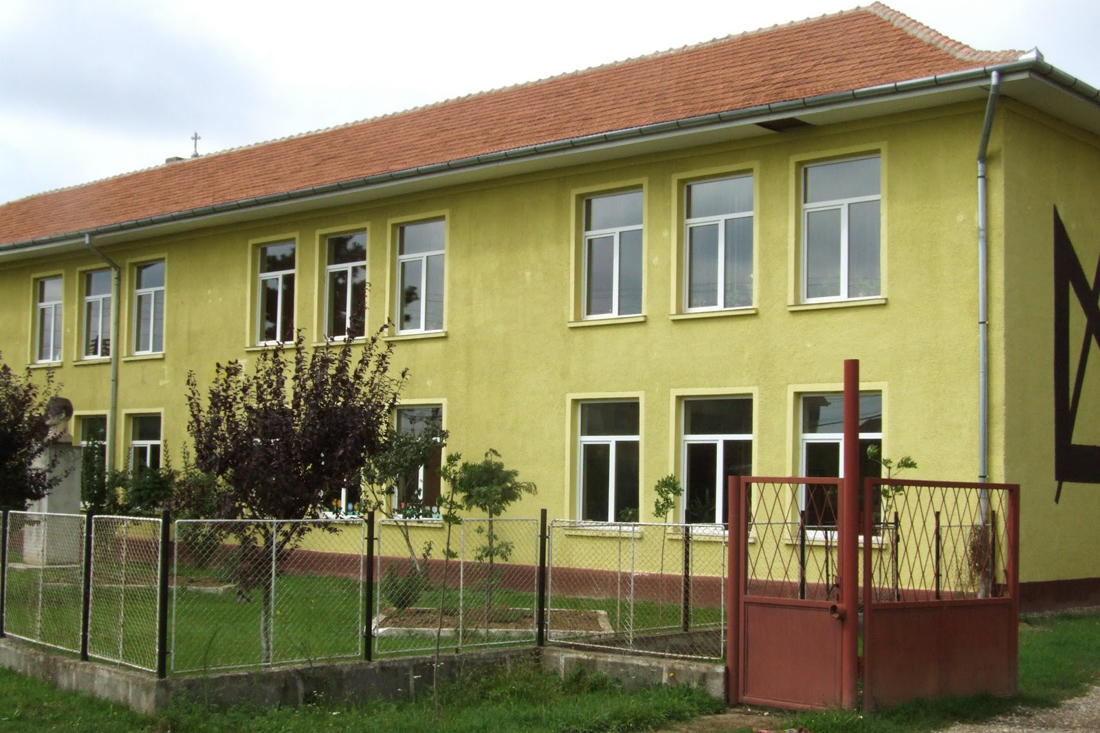 SCOALA CU CLASELE I-VIII NOJORID: POZE CU SCOALA