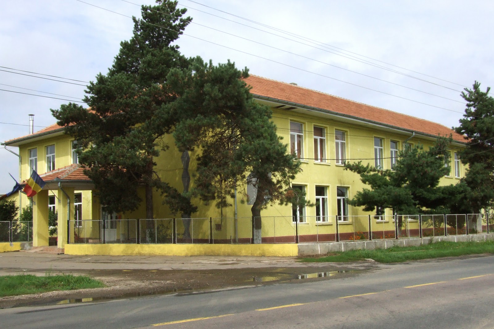 SCOALA CU CLASELE I-VIII NOJORID: POZE CU SCOALA