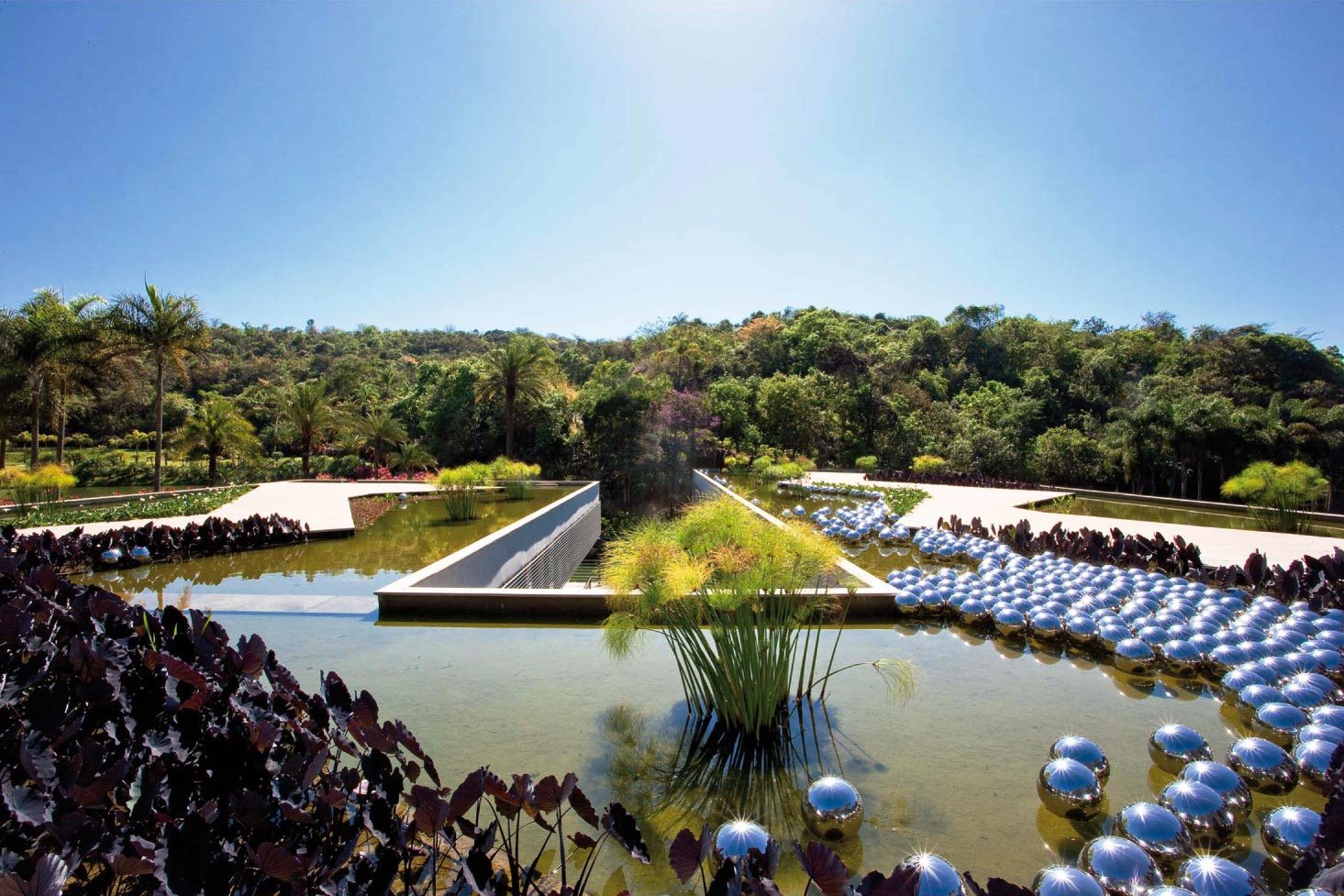 Estradas e caminhos: Inhotim, um centro de arte no parque