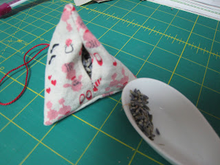 chick chick sewing: How to make a pyramid sachet 三角サシェ作り方