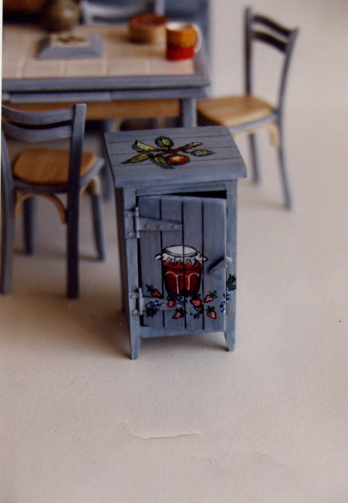 LE MONDE EN MINIATURE: SCENES DE VIE ET VITRINES