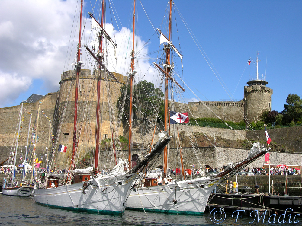 Voiliers à 2 mâts (voiles auriques ou carrées): BELLE POULE et ÉTOILE