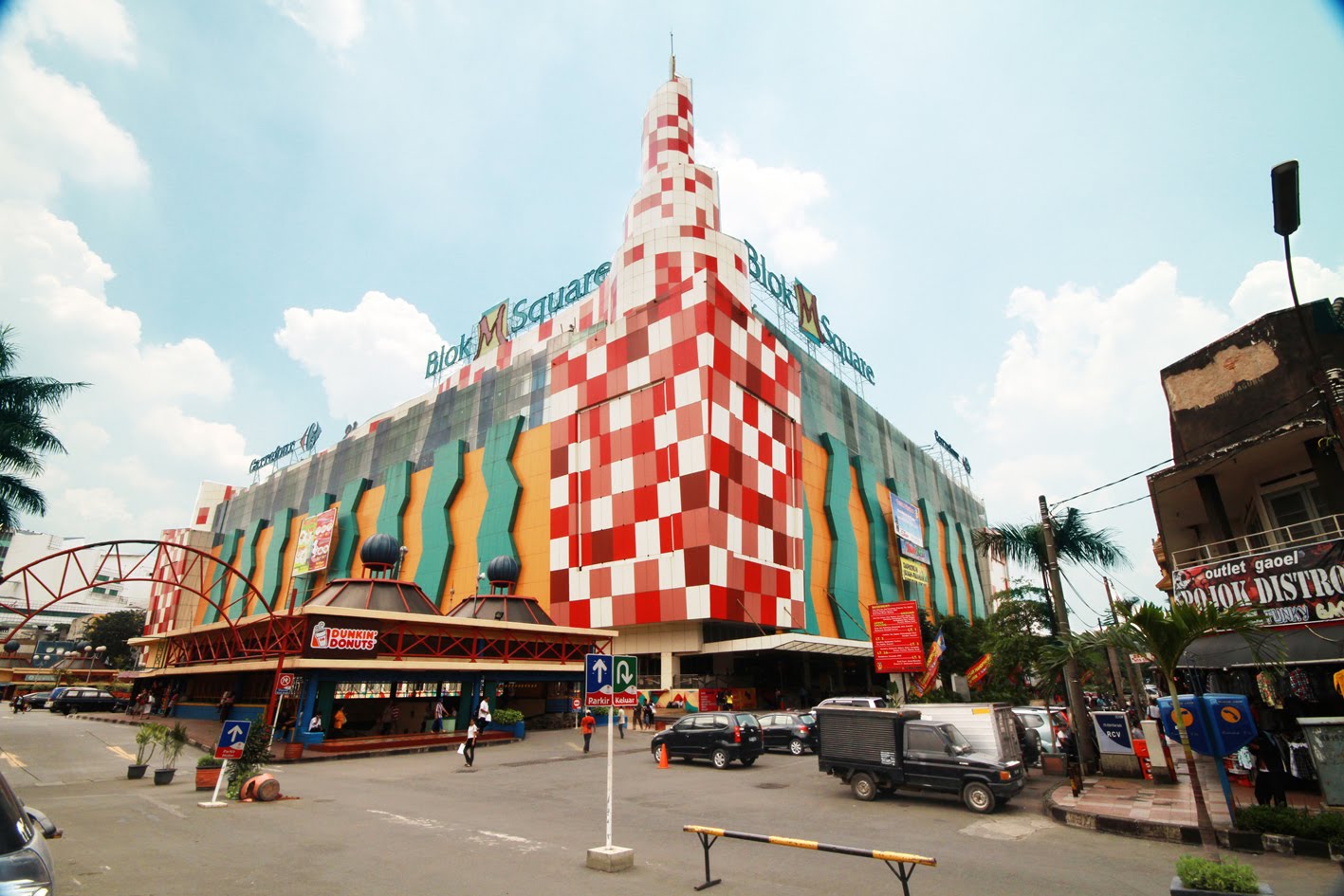 shoot em and smile: Blok M Square