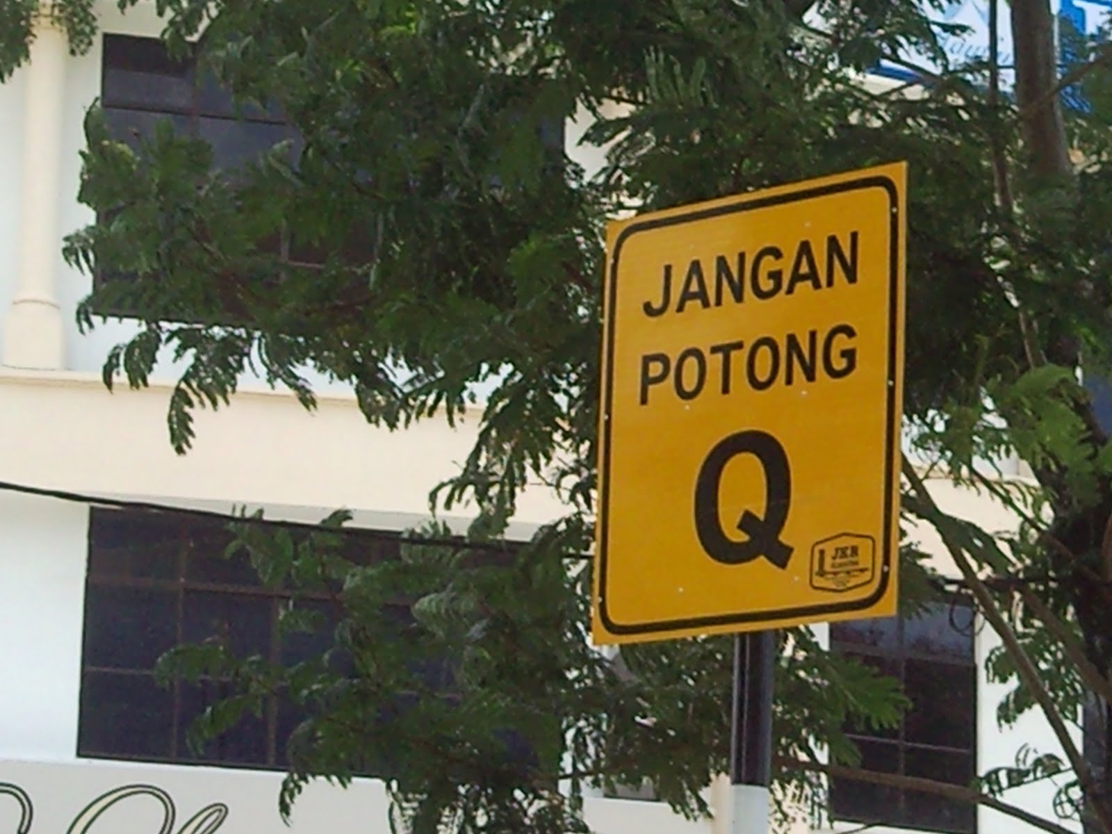 A Walk to Remember: Papan Tanda Bahasa Pasar