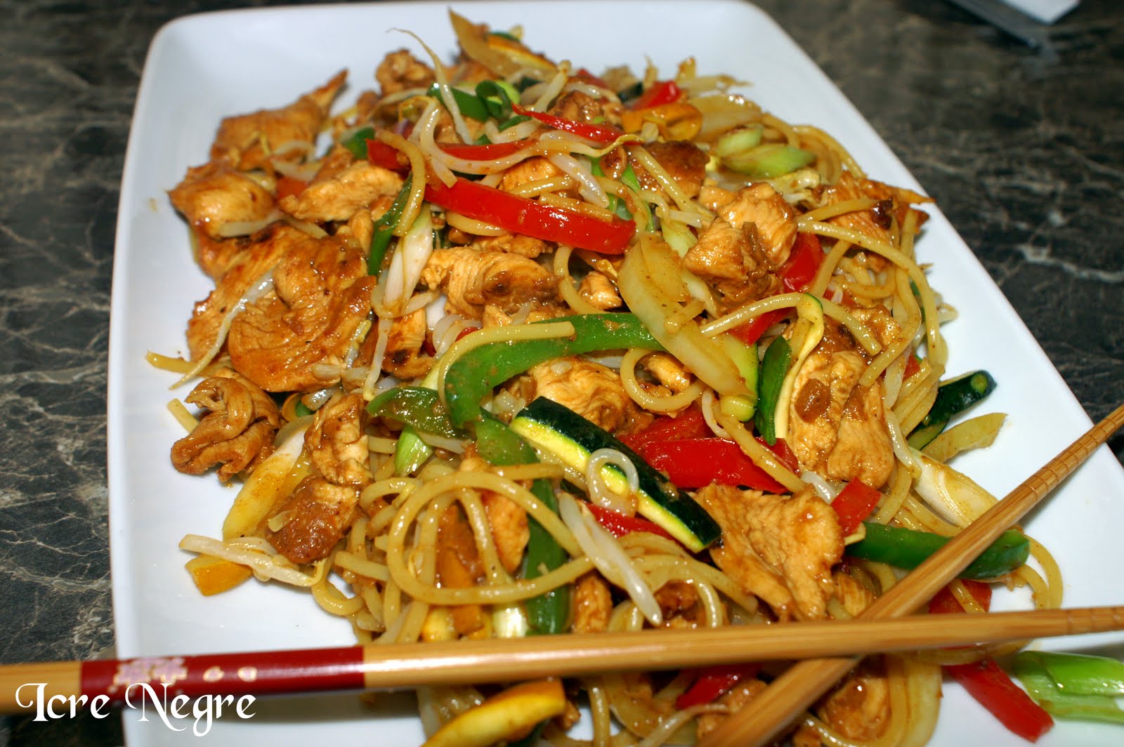 Icre Negre: Pui cu "5 arome" Chow Main