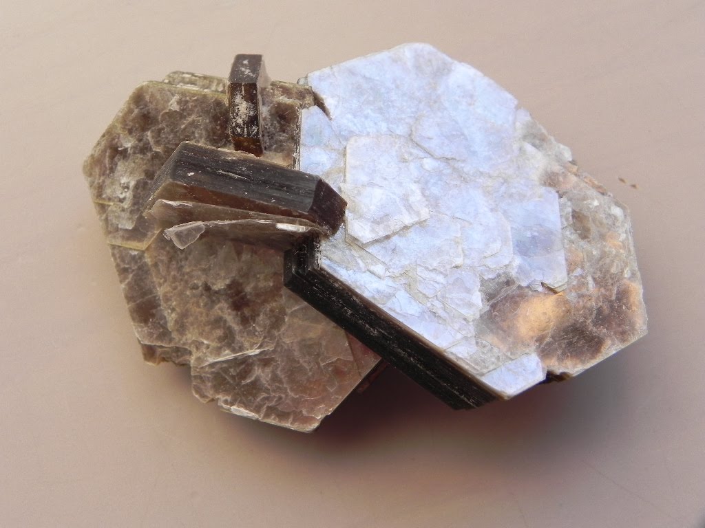 MINERALES: MOSCOVITA o MICA BLANCA