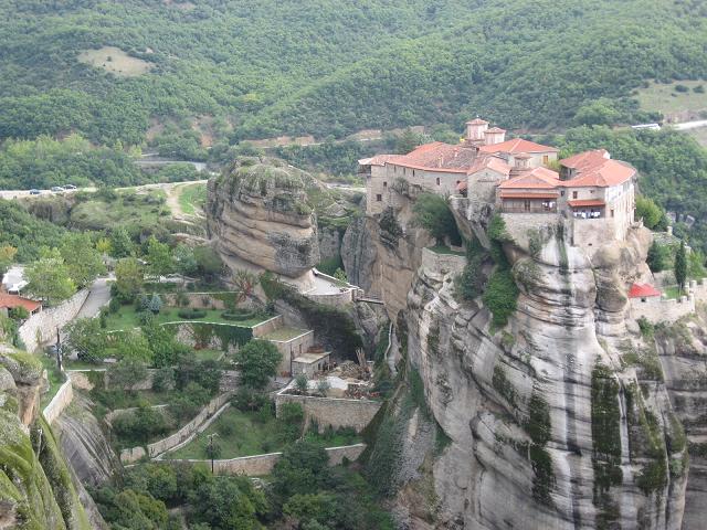 Beautiful Houses: Meteora cliffs monastery in Greece