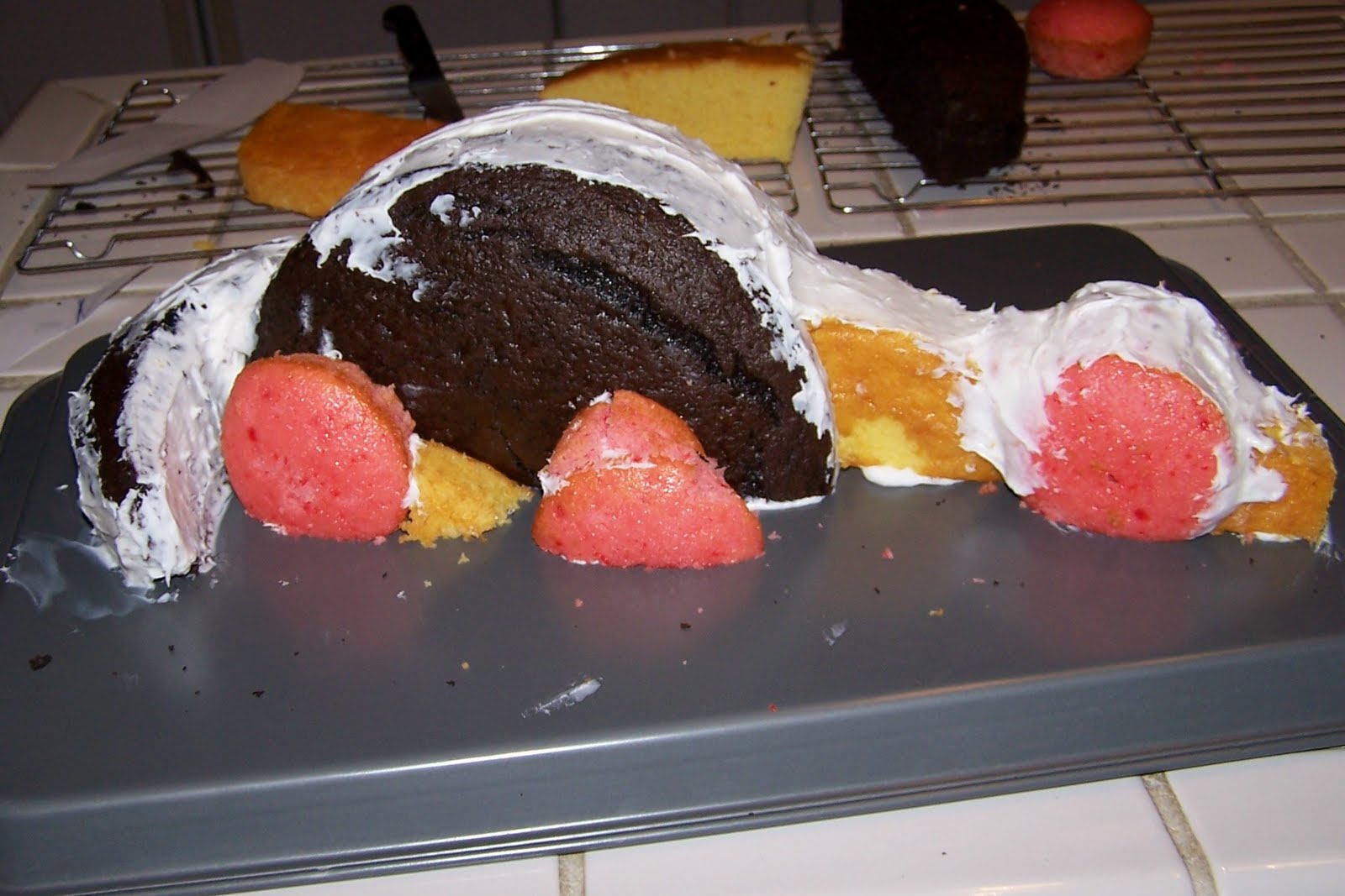 Mommy Doesn't Wrestle: Tasty Tuesday: Dinosaur Cake