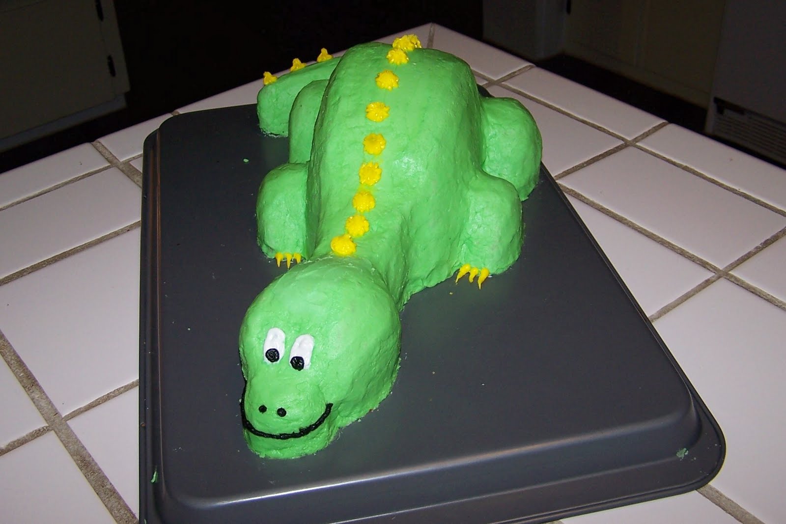 Mommy Doesn't Wrestle: Tasty Tuesday: Dinosaur Cake