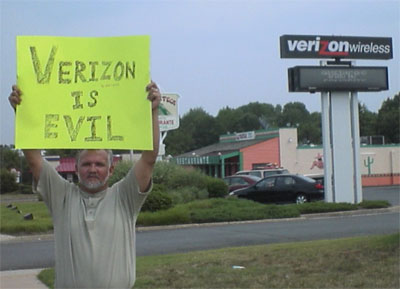 Here's to Holly and Greg!: Verizon Sucks