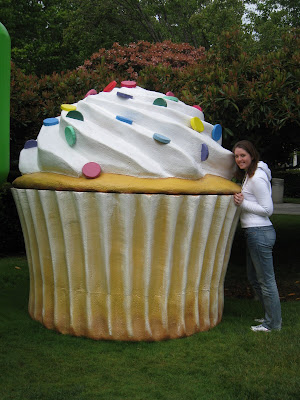 Google launches Cupcake, the update and the statue