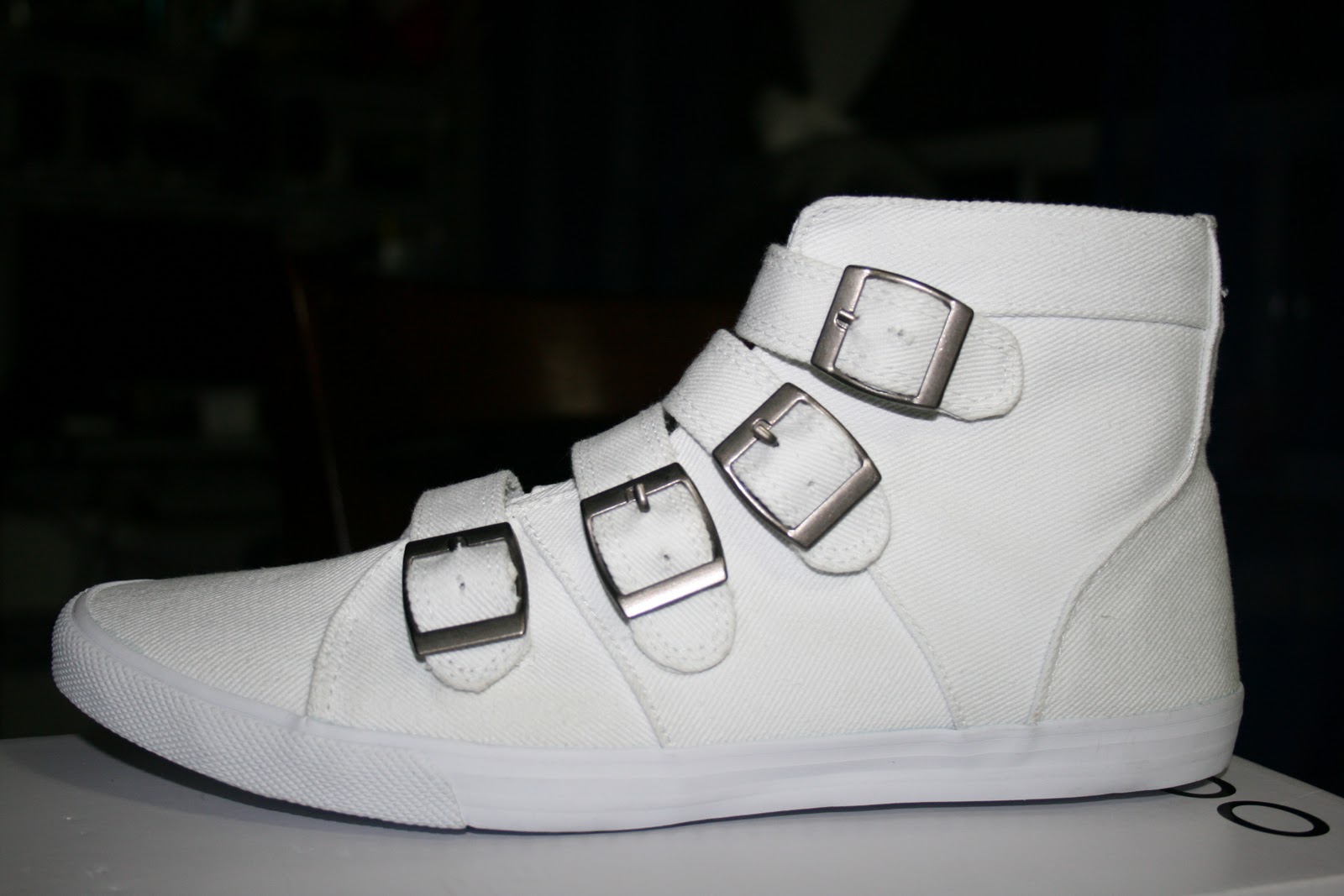 Lawrenzo: Magazine Shoe Ad: ALDO, just believe!