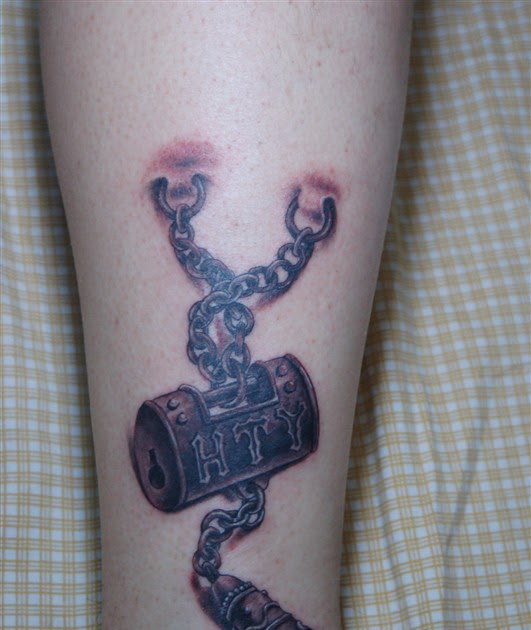 Free Tattoo Designs : Lock tattoo on the leg