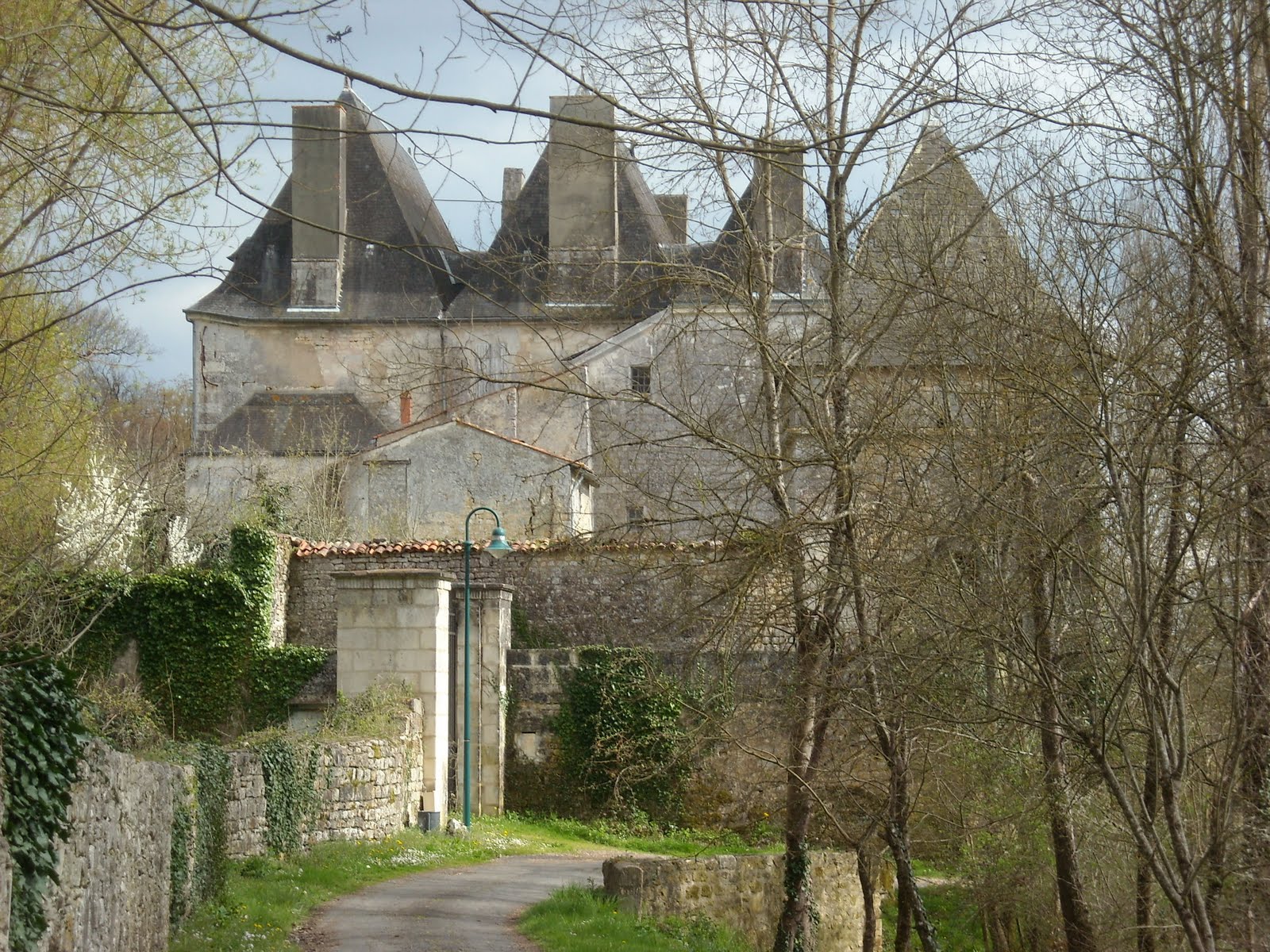 LES MILLE-PATTES DE SAINTONGE: BUSSAC-SUR-CHARENTE ET SAINT-VAIZE (25 ...