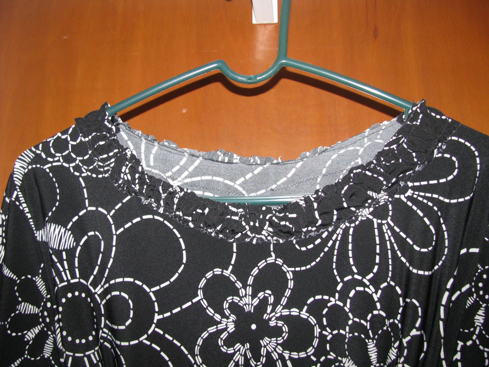 SquigglyTwigs Designs: Tuesday's Tute: How to create a Gathered Neckline