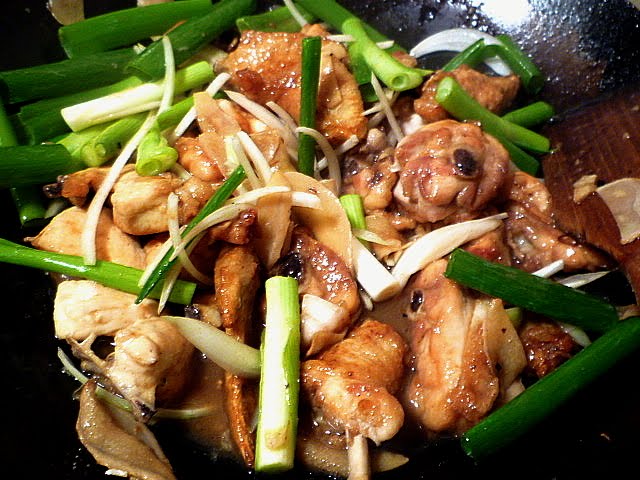 3 hungry tummies: Ginger And Spring Onion Chicken With Egg Noodles 薑蔥雞塊撈麵
