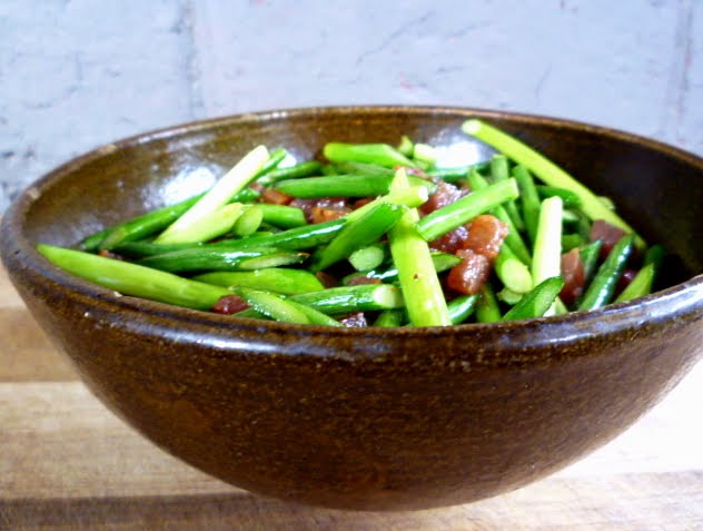 3 hungry tummies: Stir Fried Garlic Stems With Chinese Sausage 蒜苗炒臘腸