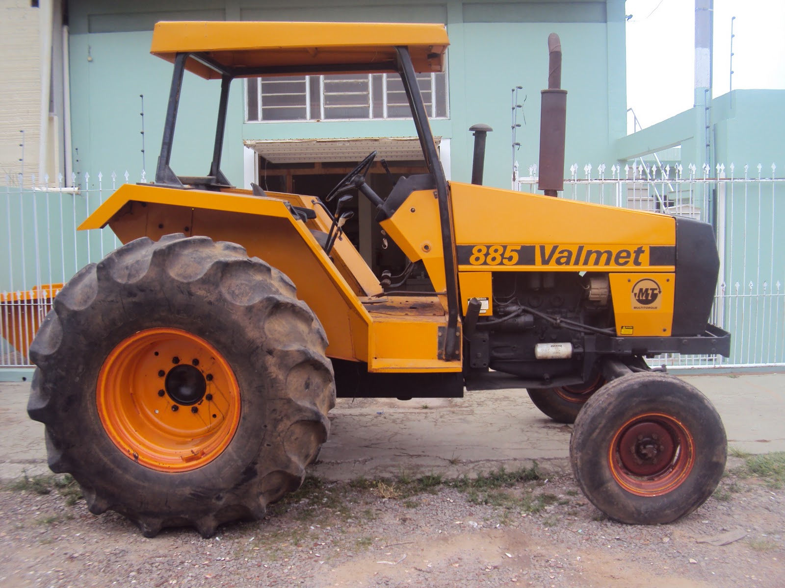 Ney Máquinas Agrícolas: Vendo valmet 885