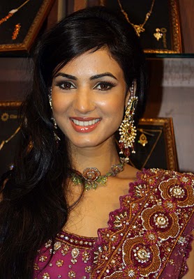 Sonal Chauhan Iaunches Chhabra 555 Jewellery Store pics | Celebrities ...