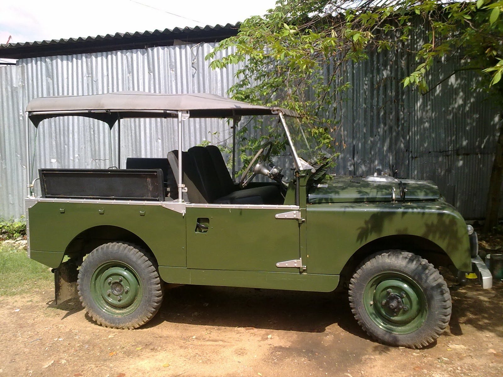 Defender: THE LAND ROVER SPECIAL AIR SERVICE