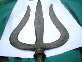 KERIS, PEDANG, TOMBAK PUSAKA: TRISULA