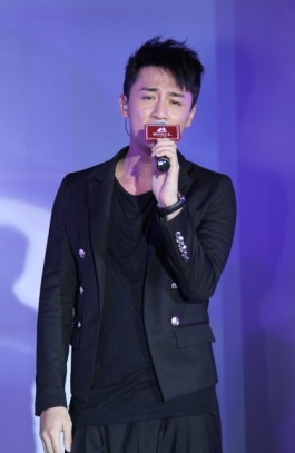 Silver Arrow: Swiss Watch Ernest Borel Romantic Meet Hong Kong Disneyland