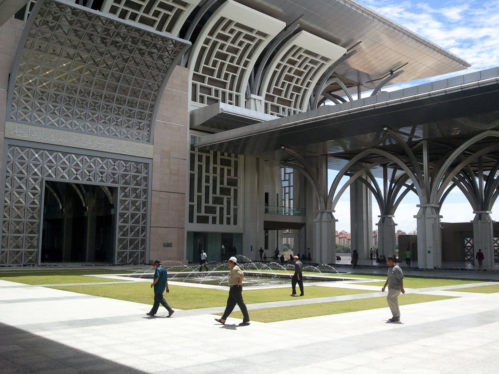 Ganee's Blog!: Masjid Tuanku Mizan (Masjid Besi) Putrajaya