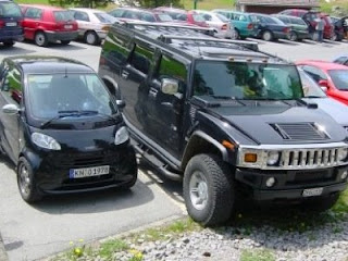 You Park Like Crap: Hummers Vs. Smart Cars. Epic Battle!