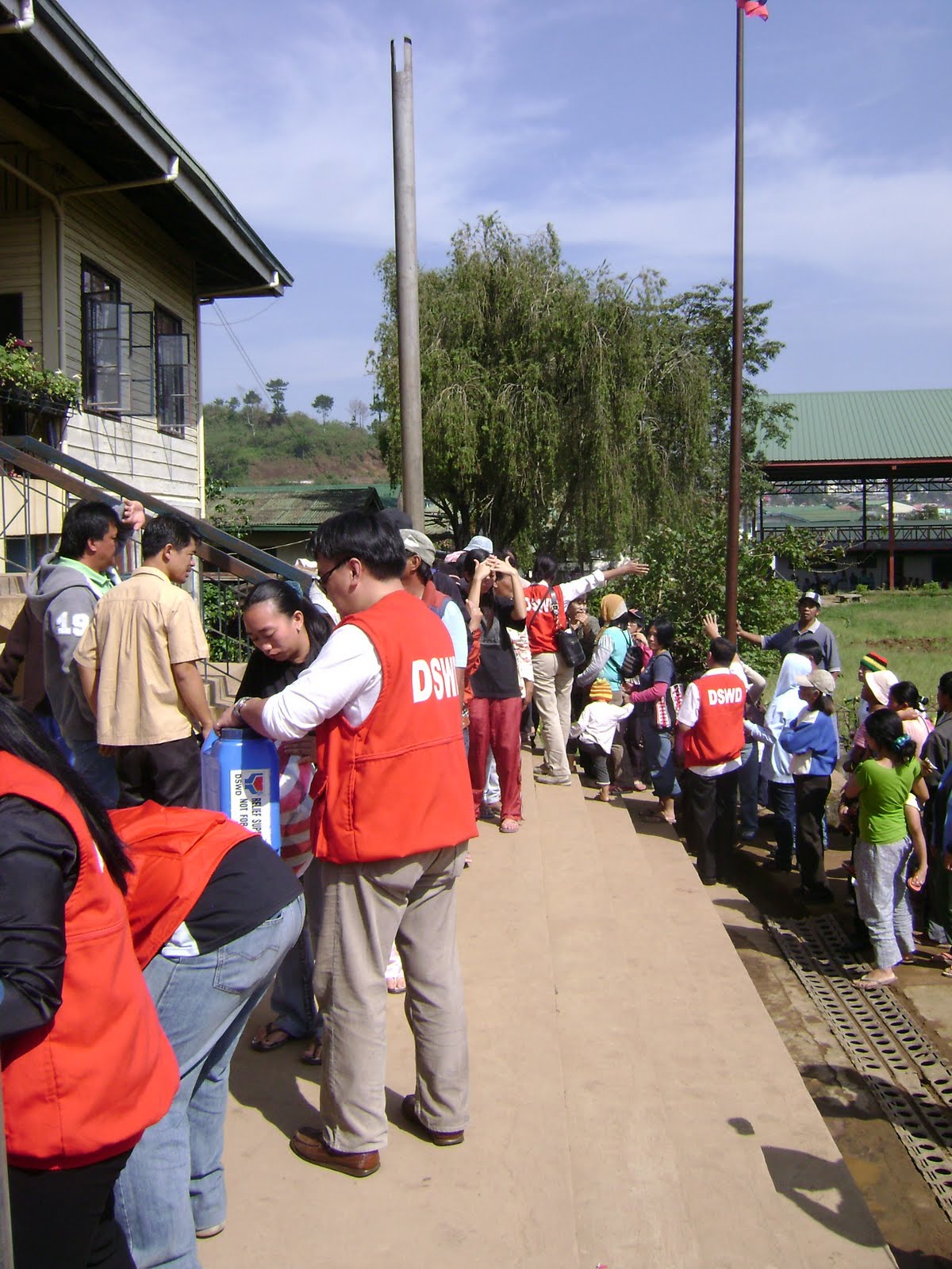 DYNAMITE LAND: DSWD Employees in ACTION!!!