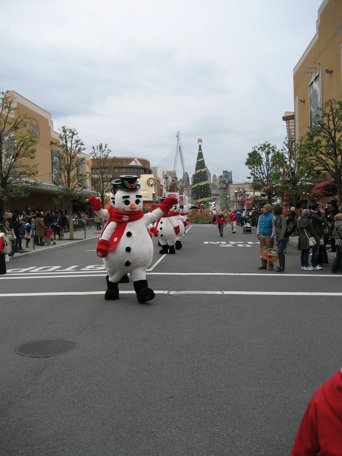 9,915 miles away.: Universal Studios Japan